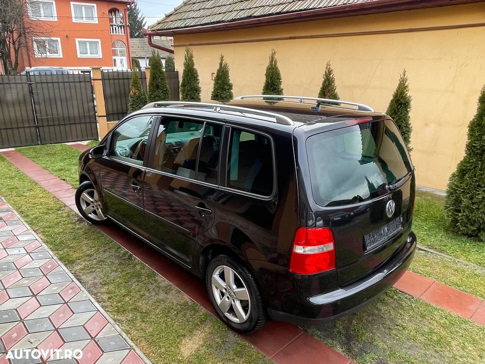 Utilizat Volkswagen Touran 2006 - 2 950 EUR, 241 000 km - Autovit.ro