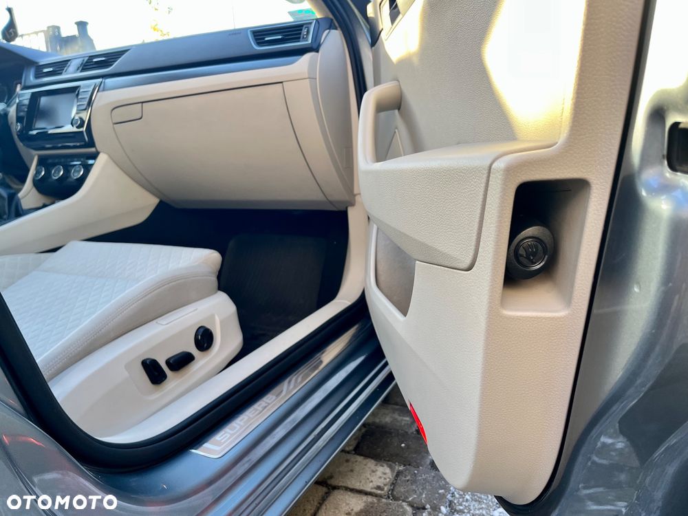 Używany Skoda Superb 2016 - 44 900 PLN, 376 000 km - Otomoto.pl
