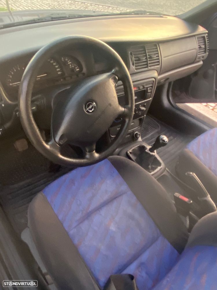 Usado Opel Vectra 1995 - 2 100 EUR, 288 492 km - Standvirtual.com