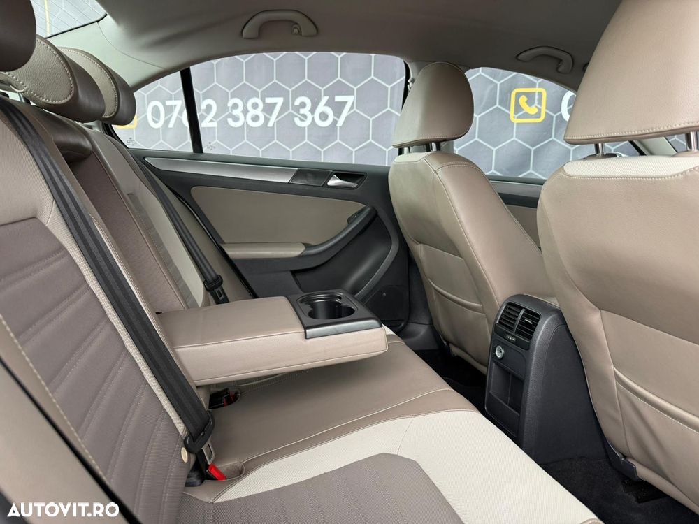 Utilizat Volkswagen Jetta 2012 - 6 900 EUR, 266 296 km - Autovit.ro