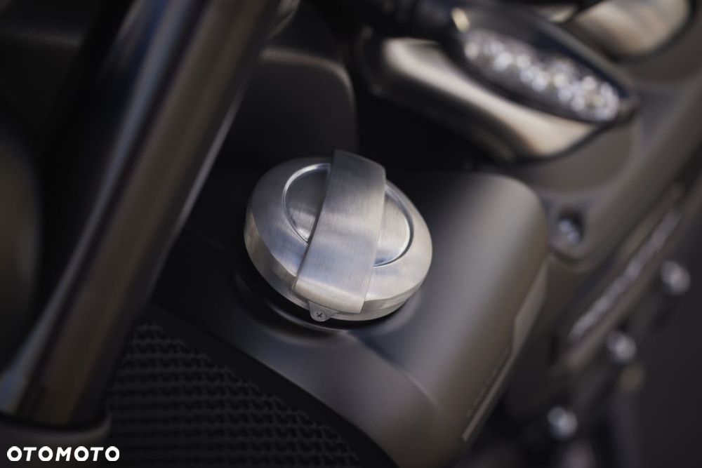 Nowy Triumph Rocket 2025 - 110 300 PLN - Otomoto.pl