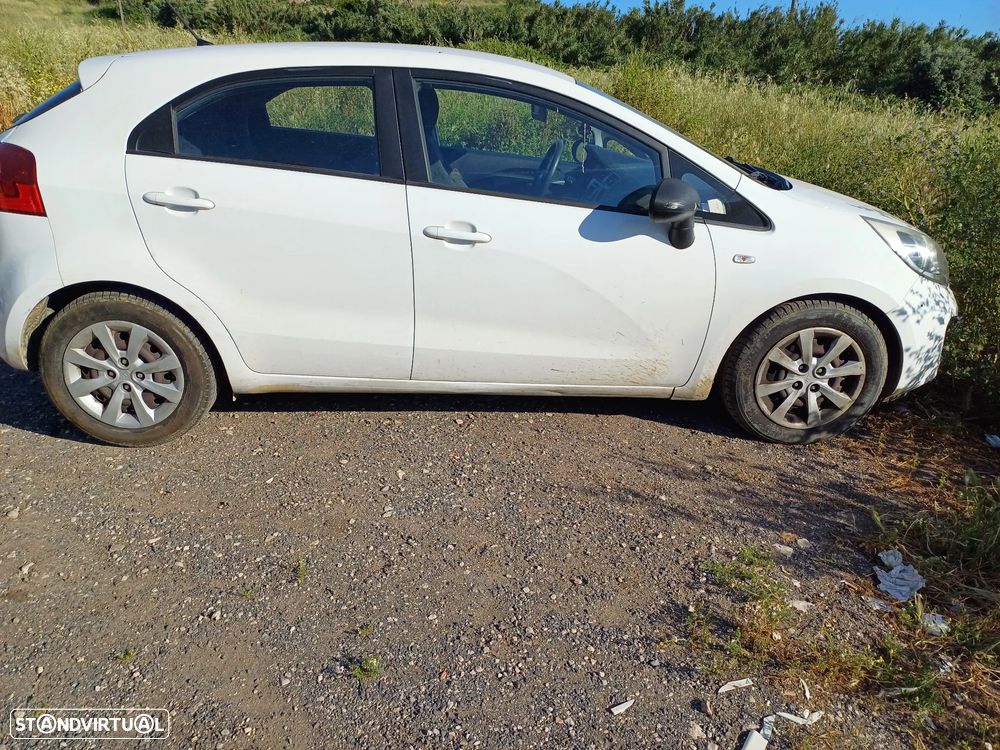 Usado Kia Rio 2011 - 5 000 EUR, 120 000 km - Standvirtual.com