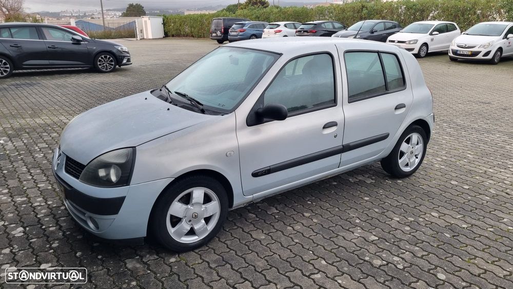 Usado Renault Clio 2002 - 1 700 EUR, 330 000 km - Standvirtual.com