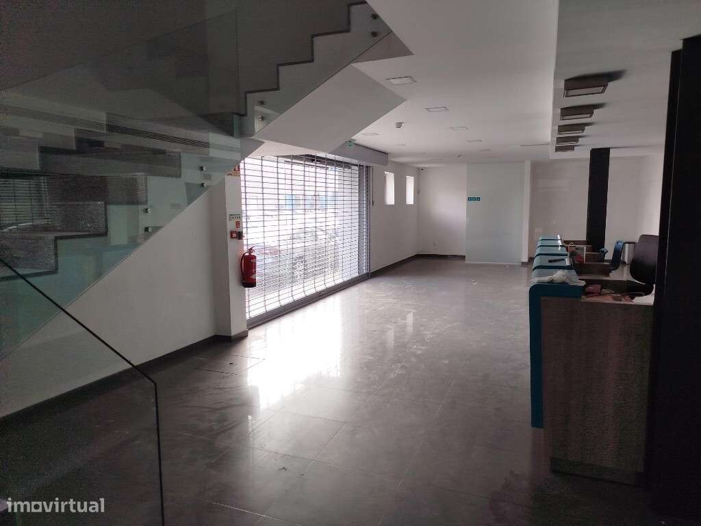 2 600 m², armazém para arrendar - Rua Serra de Monchique, Quinta do ...