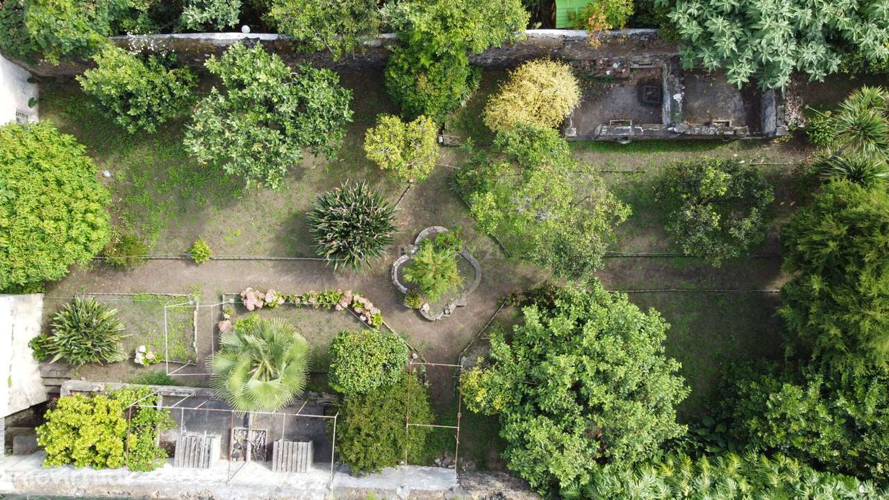 Moradia de estilo antigo com quintal no centro de Ponta Delgada ...