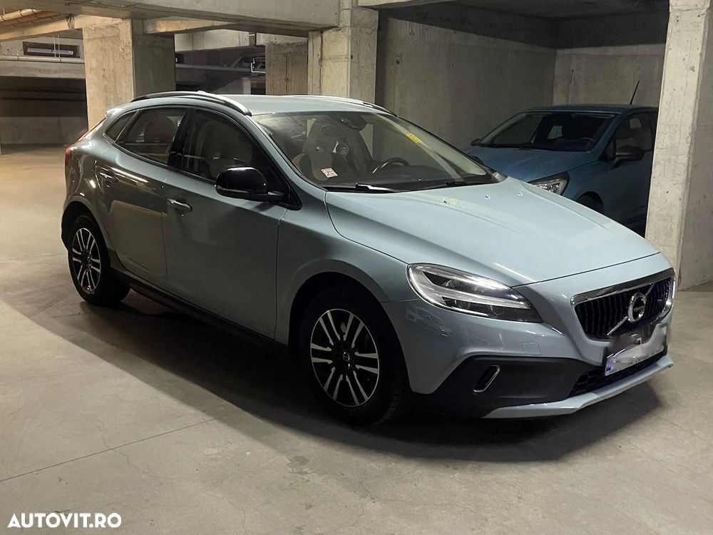 Second hand Volvo V40 - 19 000 EUR, 61 000 km, 2017 - autovit.ro