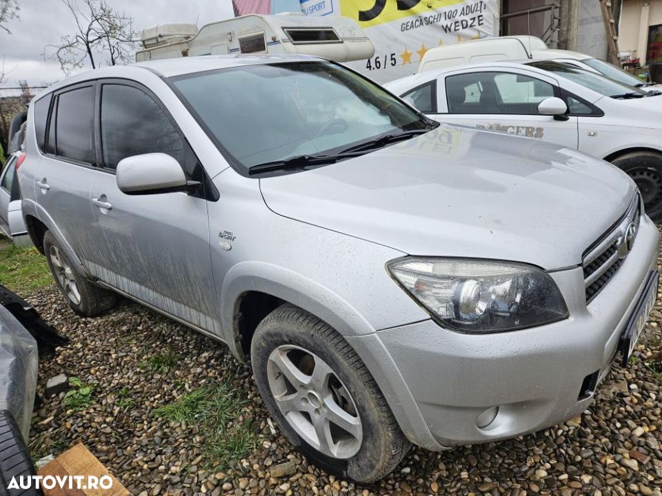 Second hand Toyota RAV4 - 3 500 EUR, 300 000 km, 2006 - autovit.ro