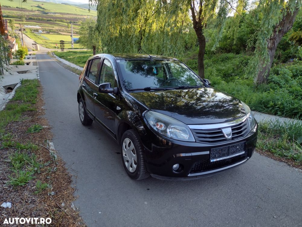 Second hand Dacia Sandero - 2 990 EUR, 105 000 km - Autovit