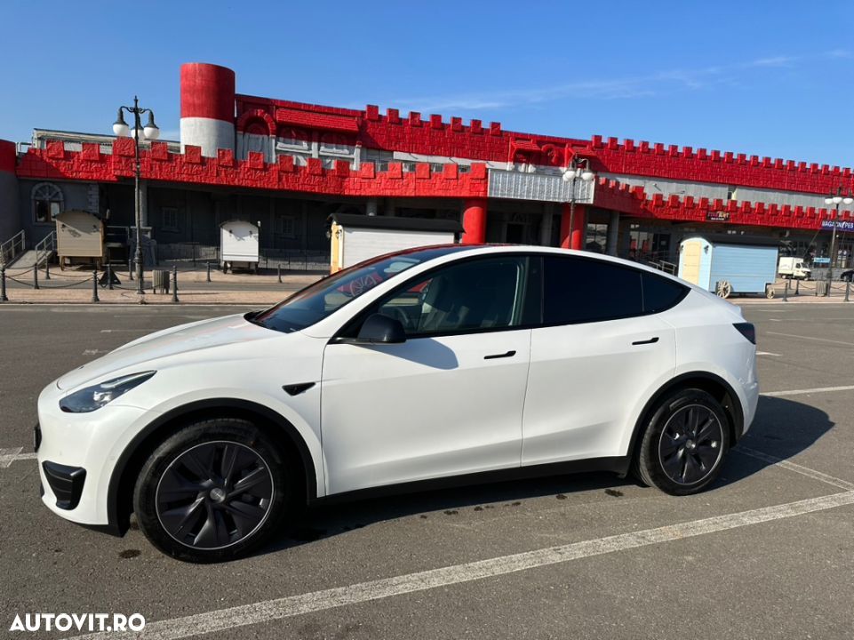 Second hand Tesla Model Y - 62 000 EUR, 6 000 km, 2022 - autovit.ro