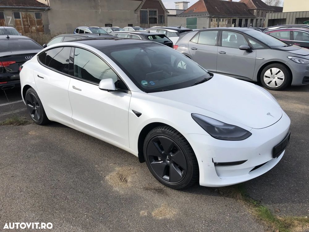 Second hand Tesla Model 3 - 33 000 EUR, 39 137 km - Autovit