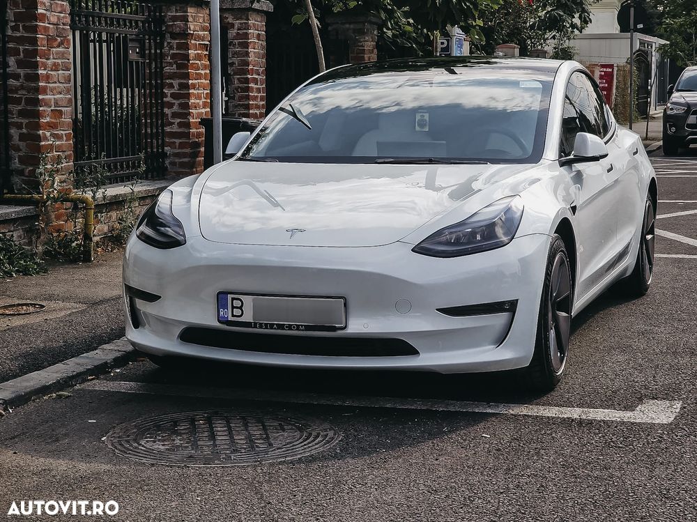 Second hand Tesla Model 3 - 46 000 EUR, 18 000 km, 2021 - autovit.ro