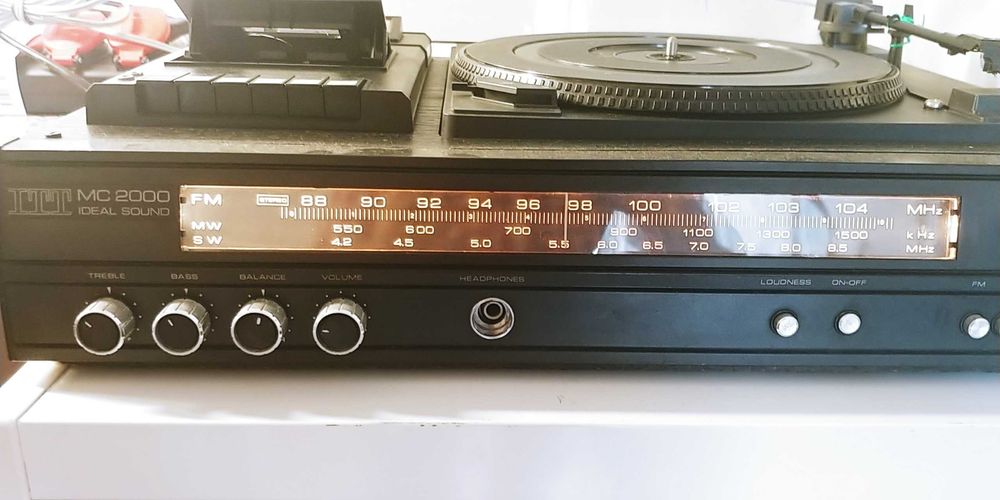 Gira Discos ITT 2000 (c/ radio & leitor de cassetes) 1970 Sé • OLX.pt