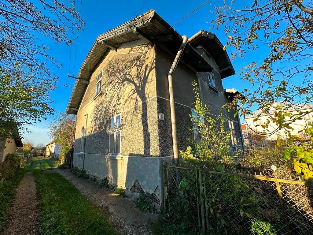 Продаж будинку у центральній частині міста 41 900 Продаж будинків