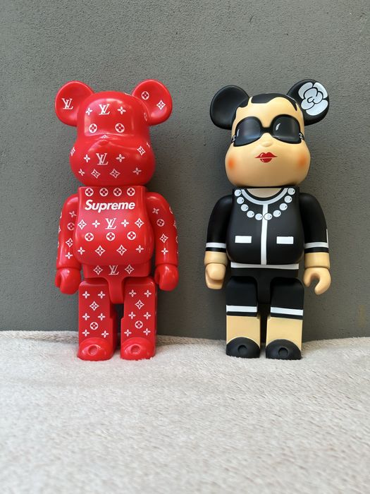 Колекційна іграшка Bearbrick Supreme x LV та Bearbrick Chanel: 1 700 ...