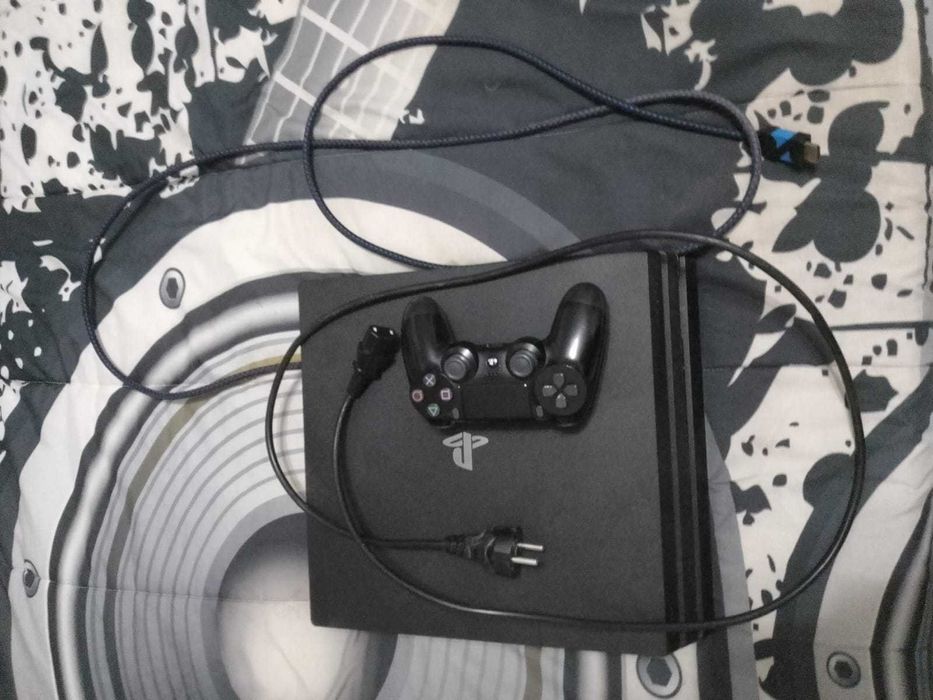 PS4 Pro com comando com o cabo de origem e cabo hdmi Vilar de Andorinho ...