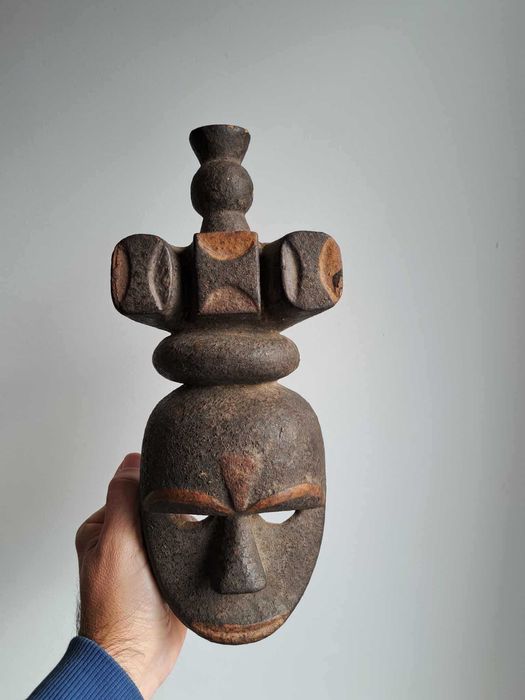 Máscara africana tribal de madeira, Nigéria. Antiga. Queluz E Belas ...