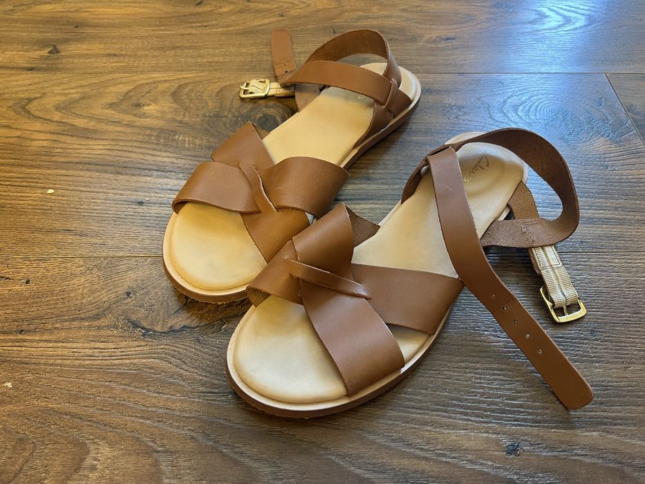 Brazowe sandaly Clarks uk 6 39,5 skorzane plaskie Zabrze • OLX.pl