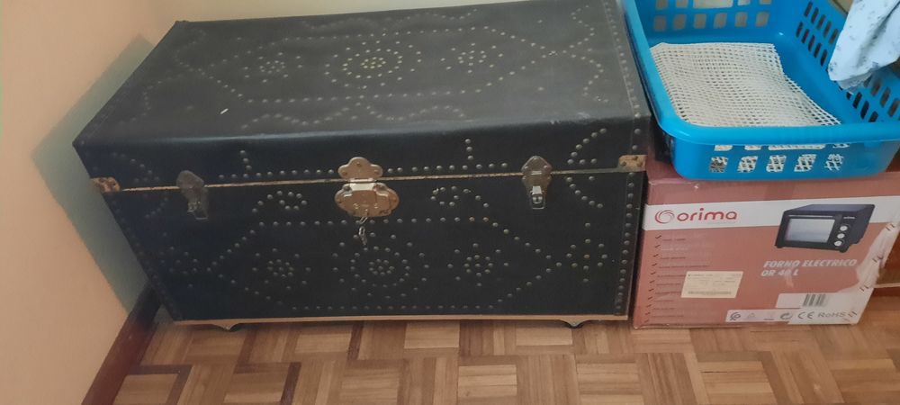 2 baus antigos.. Lamego (Almacave E Sé) • OLX.pt