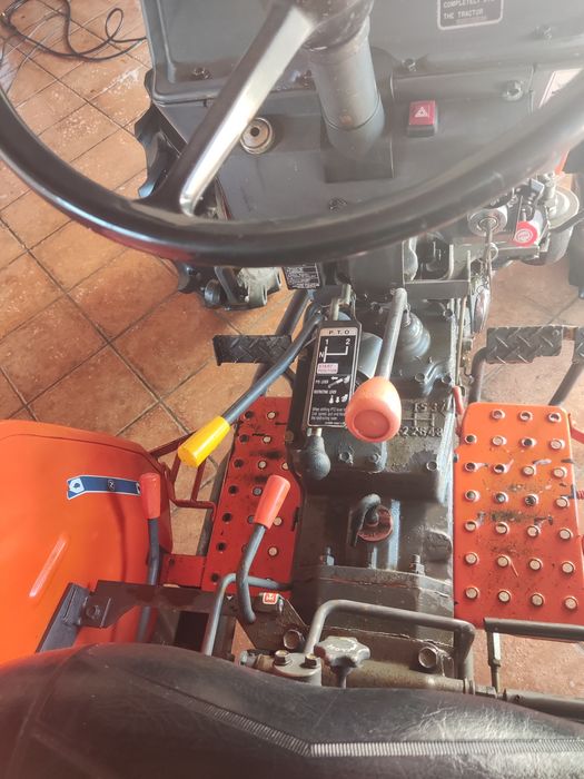 Trator Kubota L2500 4WD Mentrestido • OLX.pt