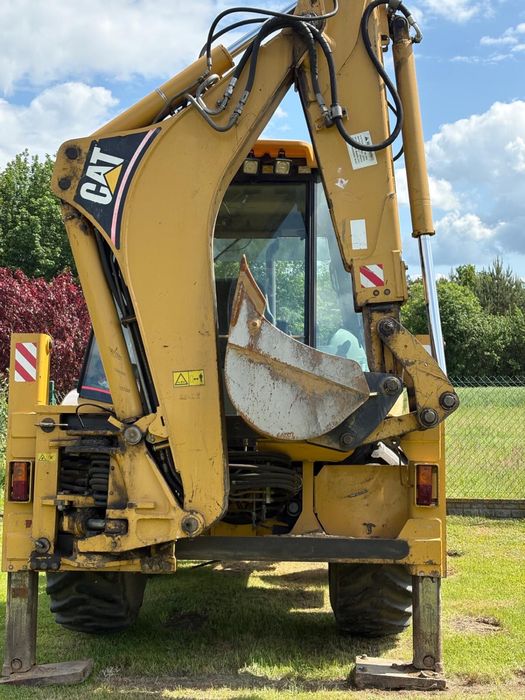 Caterpillar 428D 4x4 – Koparko-ładowarka z plugiem do odsnieżani ...