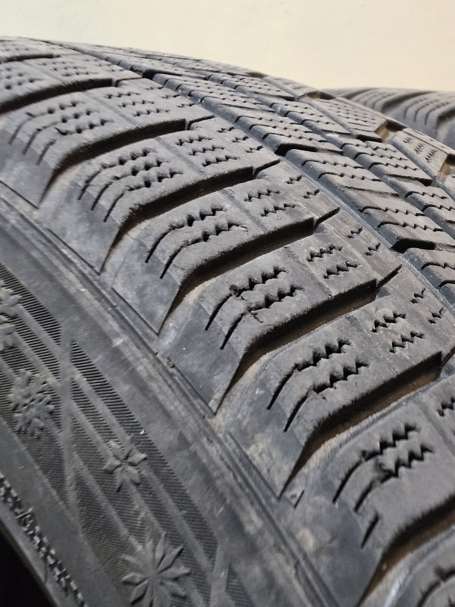 Hankook 225 55 r18 зимняя резина: 1 250 грн. - Автошини Київ на Olx