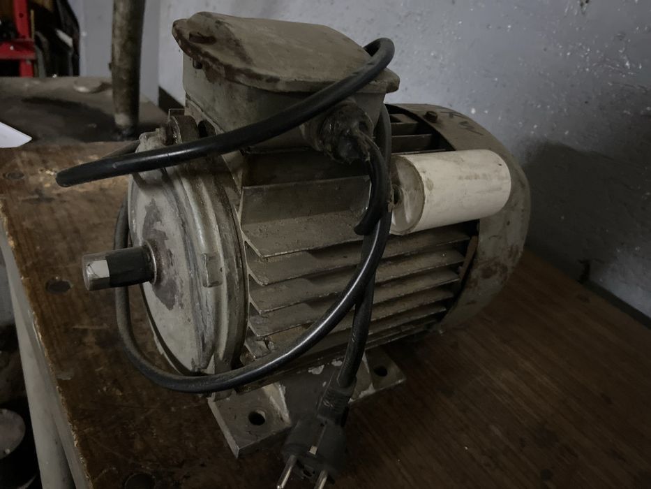Silnik elektryczny 1,1kw. 1 jedno fazowy 230v 900obr/min do maszynki Jasło • OLX.pl
