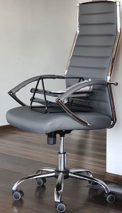 Офісні крісла стан нових 1 500 грн Офісні меблі Підгайці на Olx