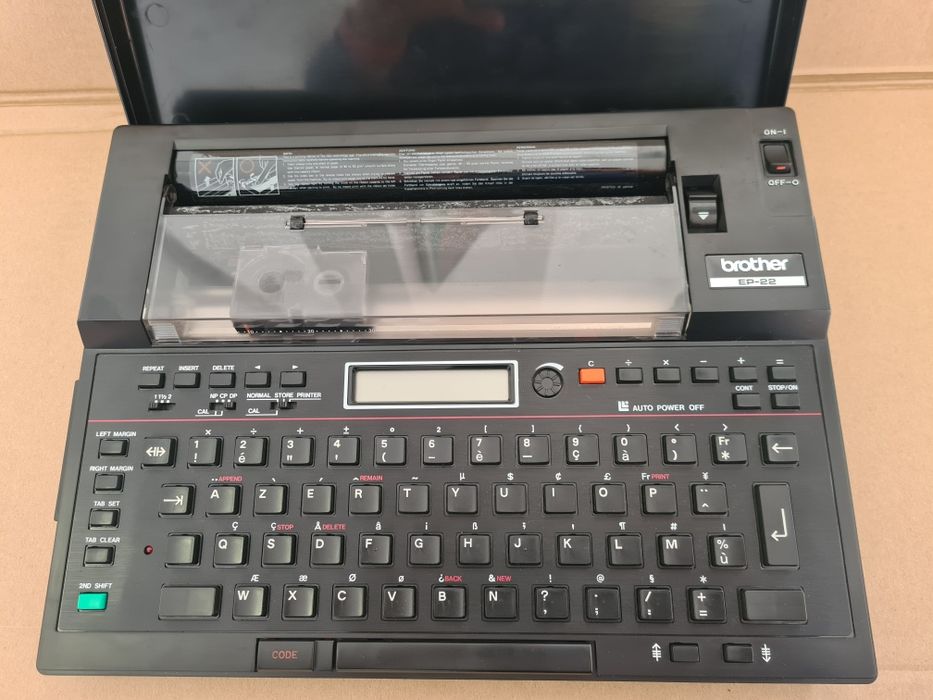 Máquina de escrever electrónica Brother EP 22 Bonfim • OLX Portugal