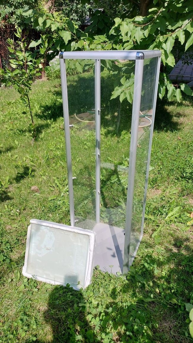 Стеклянная ветрина с тумбой: 500 грн. - Оздоблювальні та облицювальні ...