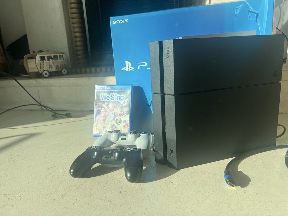 Play station 4 PS4 usada com 2 comandos e caixa Parque das Nações • OLX.pt