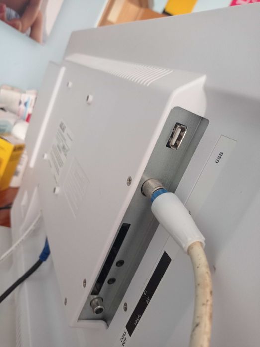 Monitor LCD 24 polegadas écran partido mas a funcionar Rio de Mouro • OLX.pt