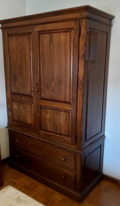 Guarda fatos / Roupeiro em madeira maciça de Castanho em bom estado ...