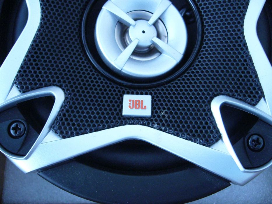 Vendo colunas auto JBL Novas Parque das Nações • OLX Portugal