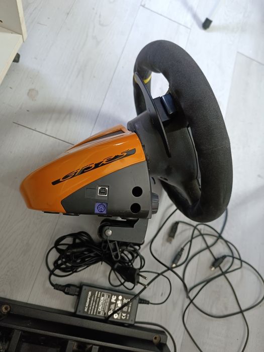Volante Fanatec Porsche 911 GT3 RS v2 e Pedais Fanatec Venteira • OLX ...