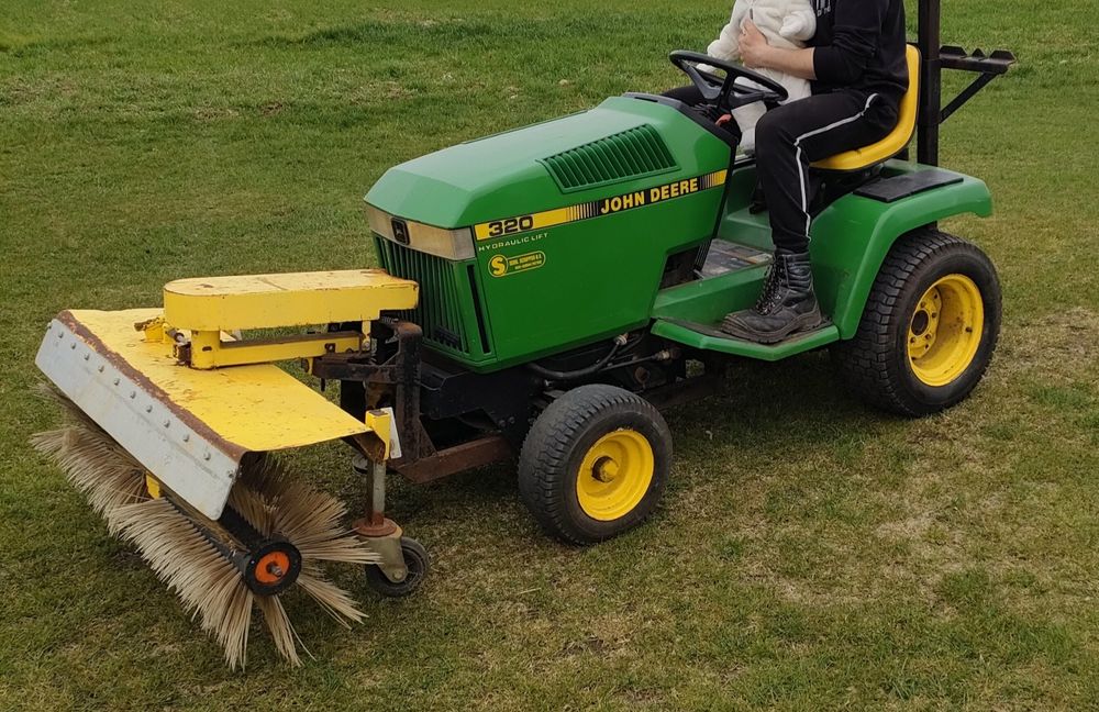 Traktorek kosiarka John Deere 320 zamiatarka podnośnik do koszy Mikstat ...