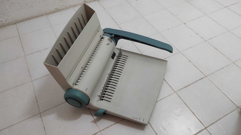 Encadernadora de argolas LEITZ CB 600 Odivelas • OLX.pt