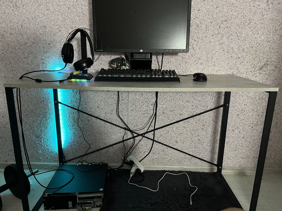 Продам компьютерный стол: 700 грн. - Офісні меблі Таїрове на Olx