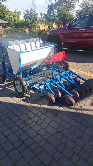 Mechaniczna sadzarka 6 rzędów do cebuli dymki,bobu i czosnku. Nawra ...