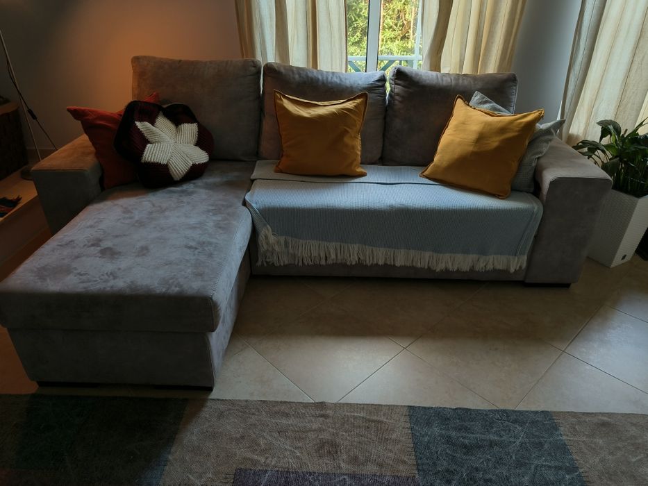Sofá chaise long com puffs Milharado • OLX.pt
