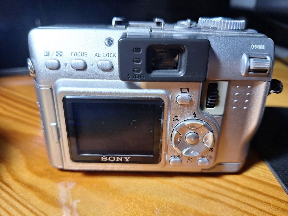 Sony CyberShot 5.0 MegaPixels 4xO.Z. + tele end conversion lens ...