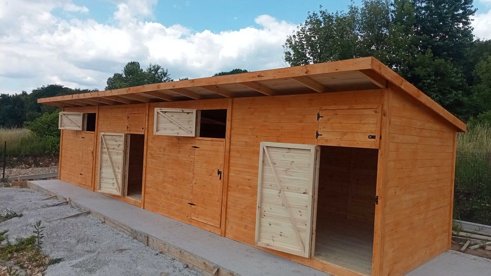 Stajnia drewniana , boksy dla Koni, Alpak , pomieszczenie gospodarcze ...