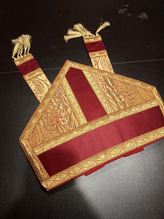 Zabytkowa mitra lub infuła - biskup lub kardynał, szata liturgiczna ...