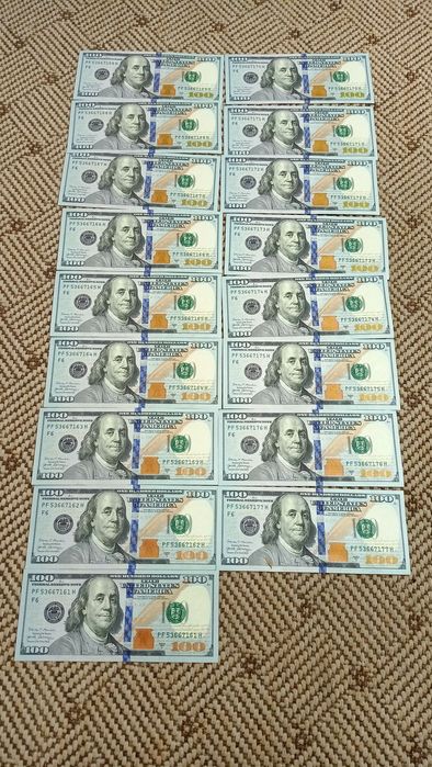100 доларові купюри одніє серії 17 штук за порядковим номером: 5 000 ...