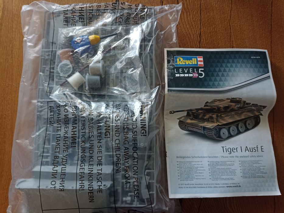 Revell Gift Set Танк Tiger I Ausf.E 75th Anniversary, 1:35 (5790): 1 ...