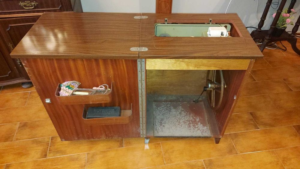 Máquina Costura Oliva CL 50 com móvel e motor/pedal elétrico Paranhos ...
