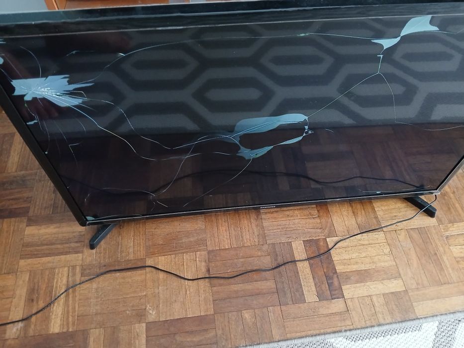 Televisão SAMSUNG 32 polegadas funciona mas tem problema na tela é por Queluz E Belas • OLX Portugal