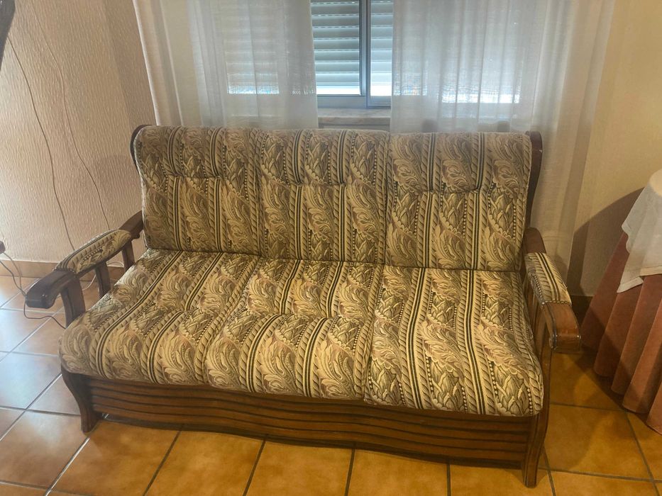 Sofá único em madeira Viseu • OLX Portugal
