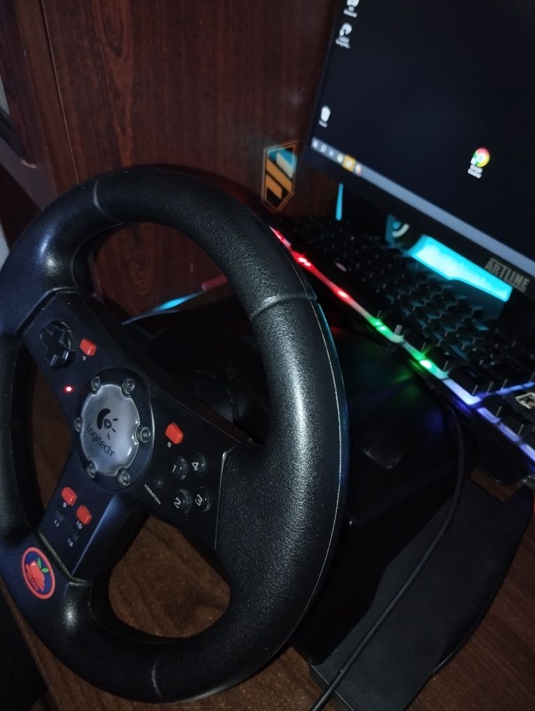 Руль Logitech + педалі: 500 грн. - Аксесуари Київ на Olx