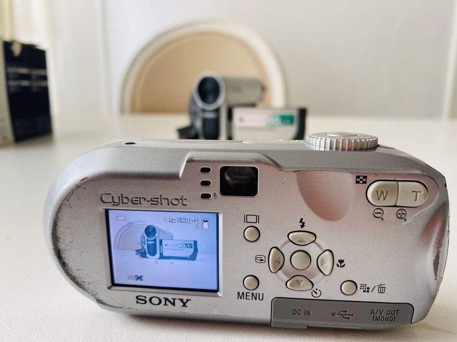 Vintage Sony Digital Camera from early 2000s maquina fotografica ...