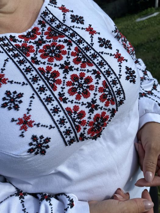 Блузка вишита бісером чеським 3 000 грн Блузи Умань на Olx